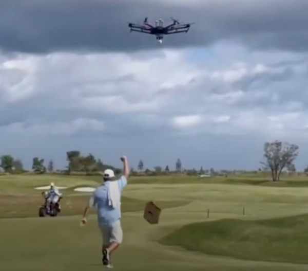 Michael Jordan sert boissons et sandwiches par drones sur son golf de ...