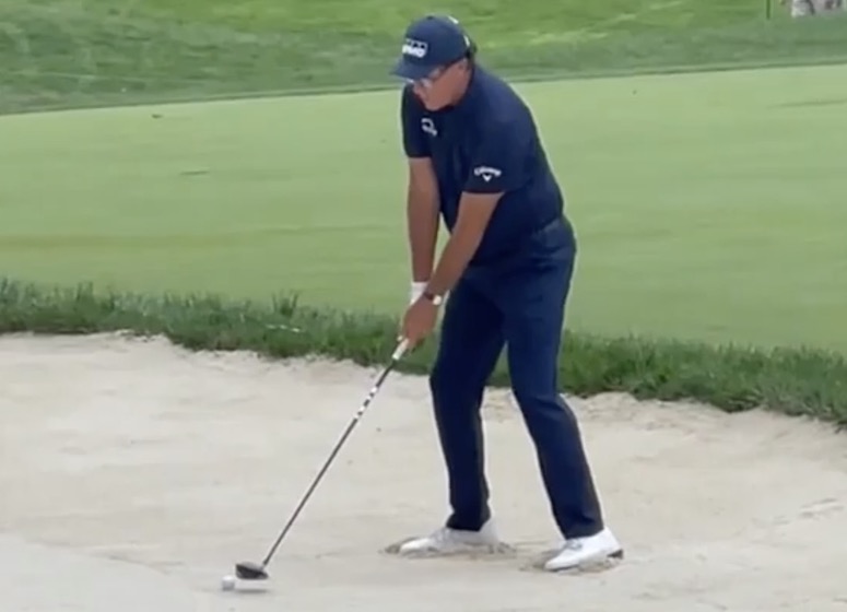Le driver dans le bunker....Phil Mickeslon dans ses oeuvres - Golf Planète