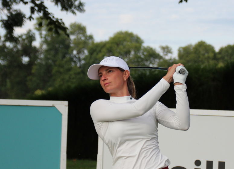 Agathe Sauzon dans le rythme de la Team Van Dam - Golf Planète