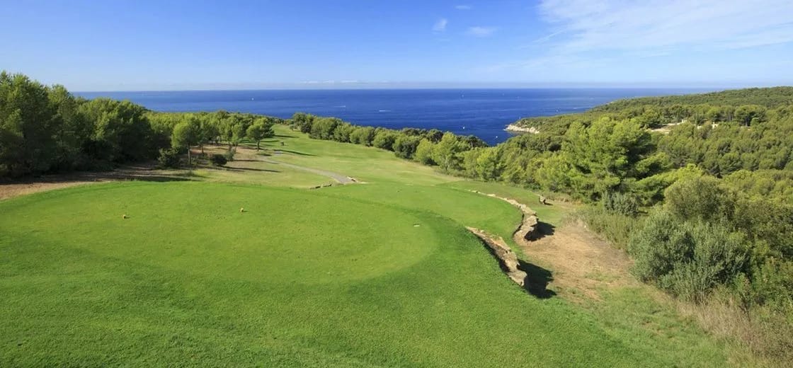 C'est l'été ! Découvrez les parcours LeClub Golf avec vue sur mer ...