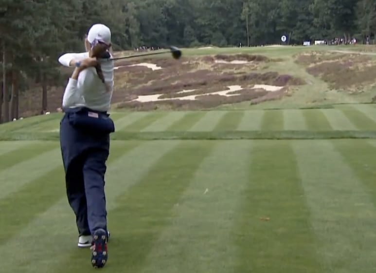 Le fantastique presque trou-en-un sur un par 4 de la petite merveille ...